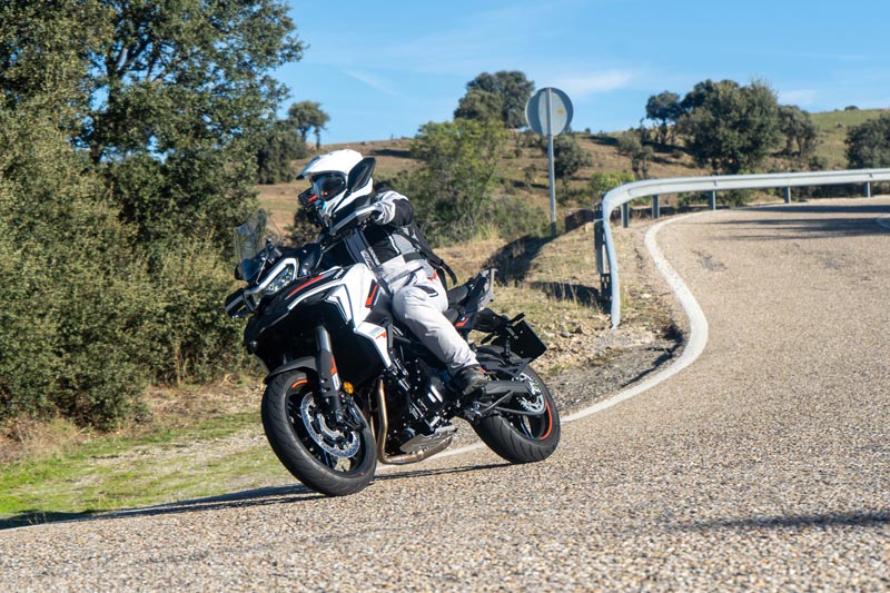 Prueba Benelli TRK 702 (Vídeo)