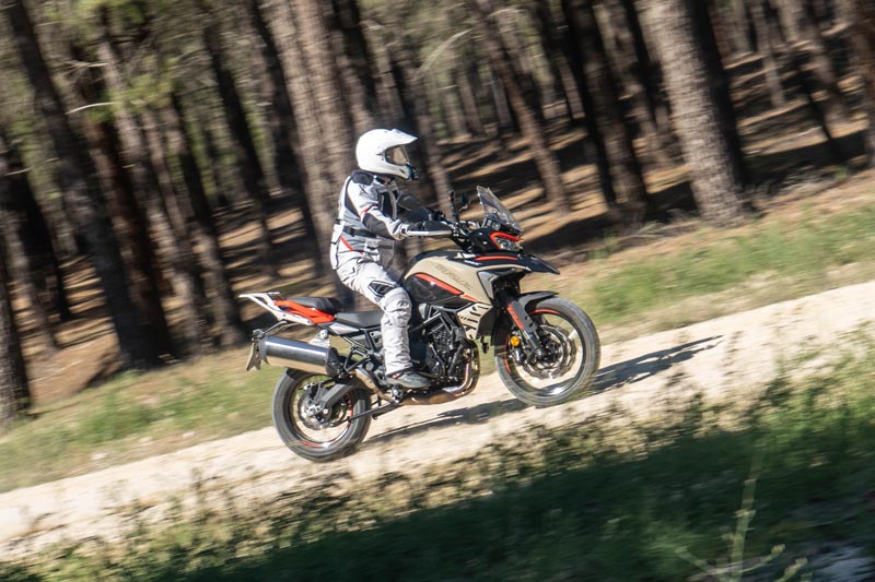 Prueba Benelli TRK 702 (Vídeo)