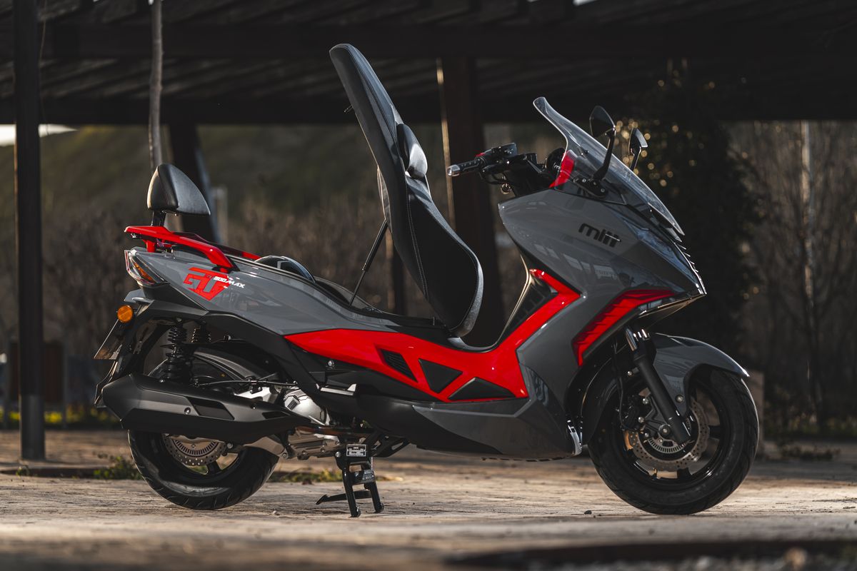 El maxiscooter español que llega con toda la tecnología y a un ...