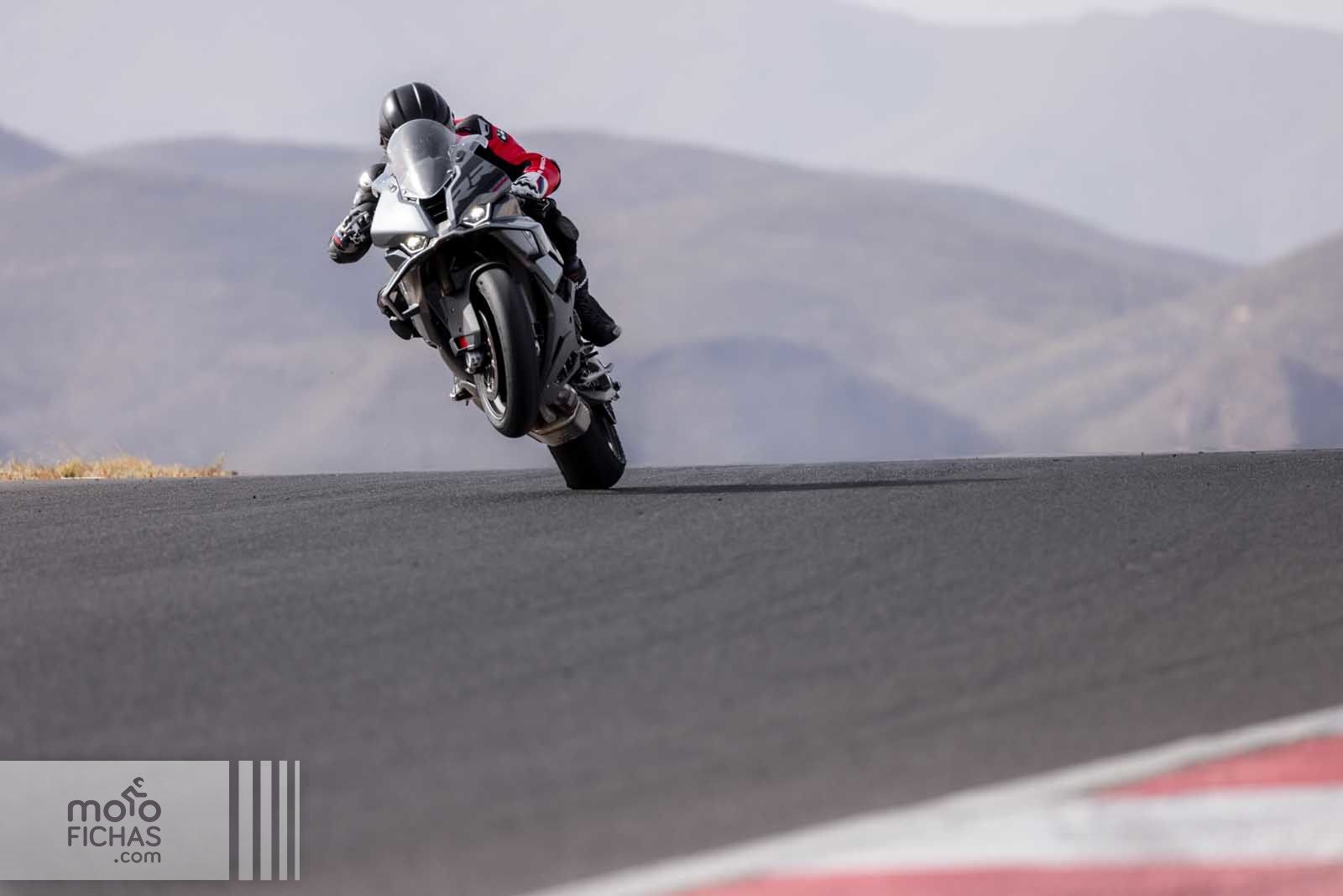 Comparativa BMW S 1000 RR 2025 - Kawasaki Z900/A2 2024