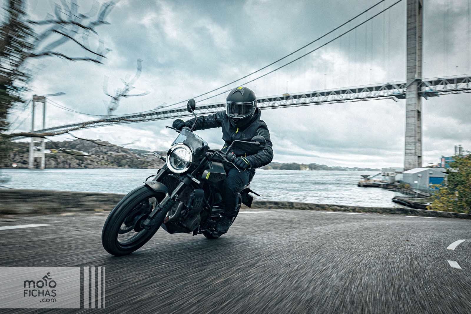 Comparativa Brixton Crossfire/X 500 2020 - Husqvarna Svartpilen 401 2024