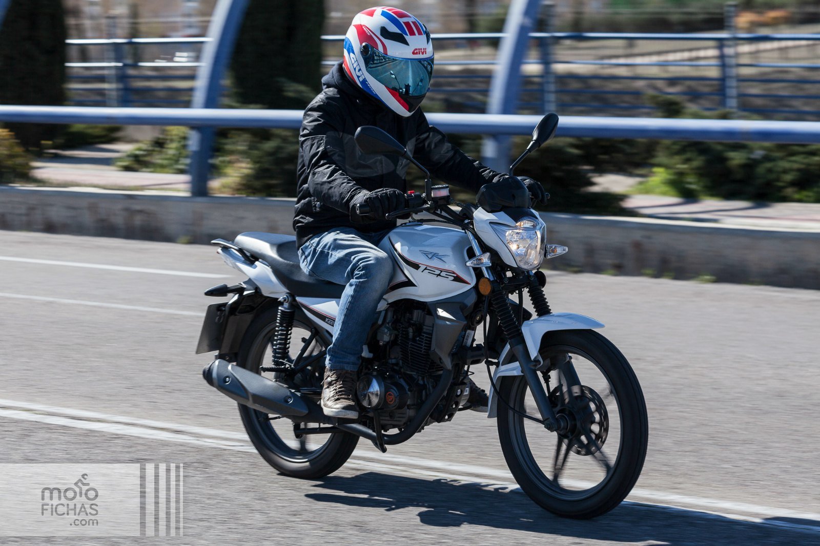 Prueba Keeway RK 125: experta en economía