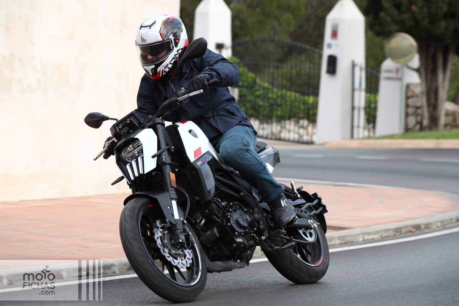 Prueba Peugeot PM-01 125