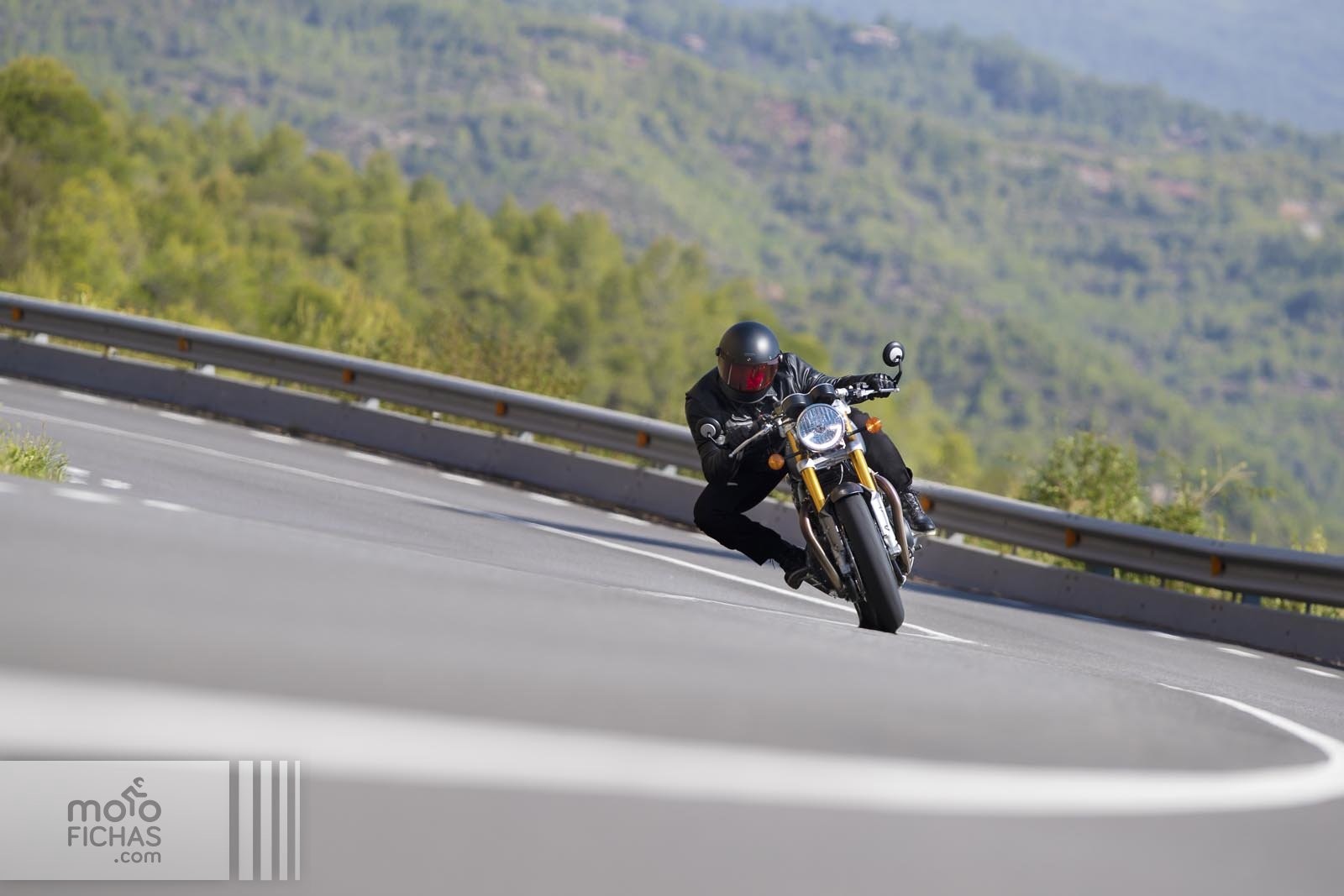 Comparativa Triumph Thruxton RS 2020-2024 - Norton Commando 961 Cafe ...