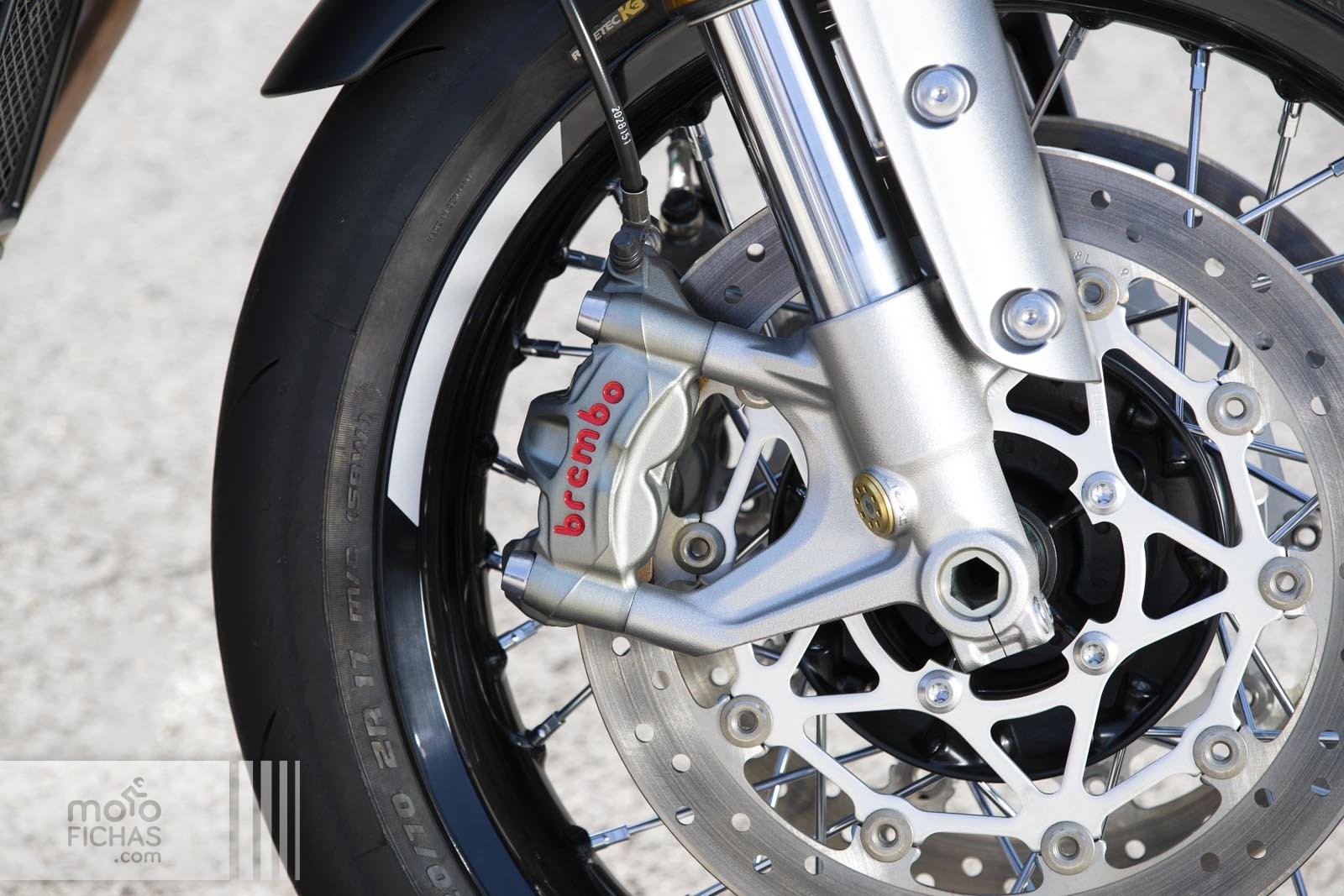 Comparativa Triumph Thruxton RS 2020-2024 - Norton Commando 961 Cafe ...